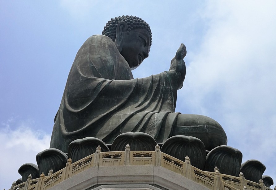 Visiting Tian Tan Buddha (Big Buddha) – Travel the World with Taru